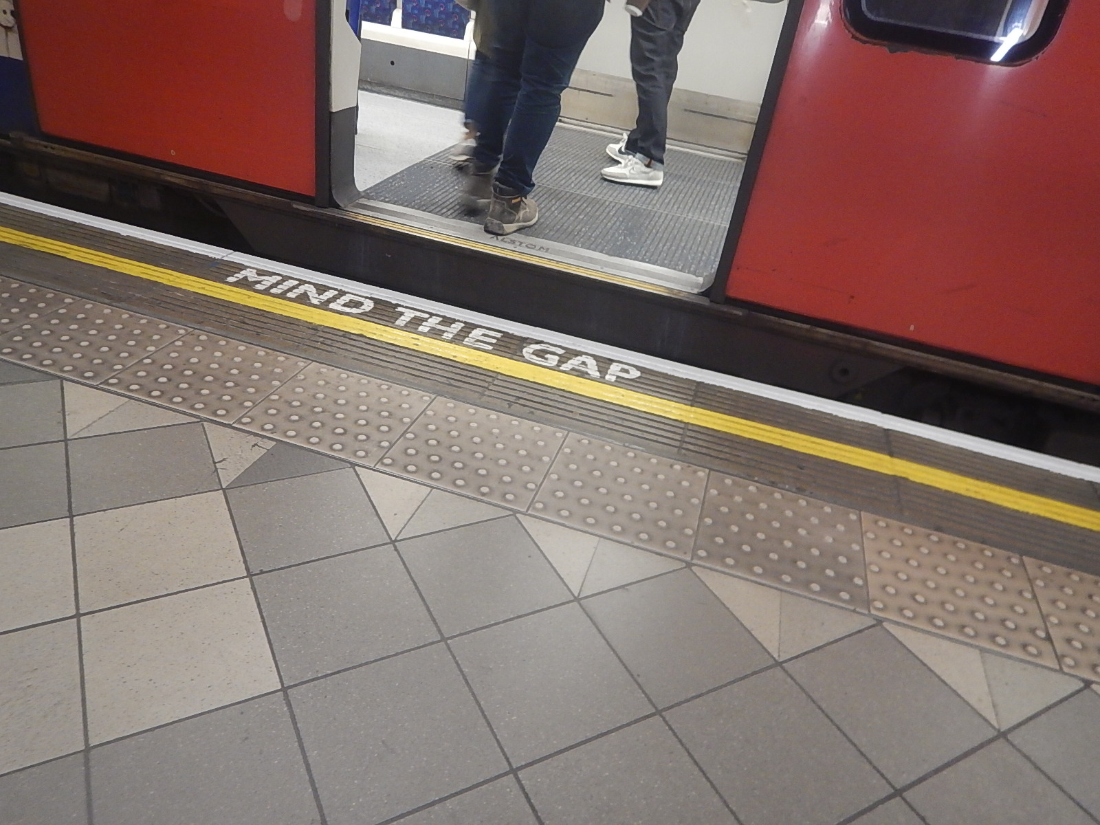 Northbound Platform-To-Train Access On The Northern Line At Bank ...